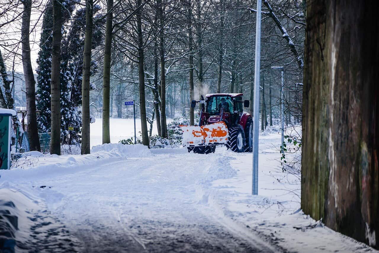 Is It Better to Shovel Snow Before Freezing Rain? 3 Reasons You Can’t ...