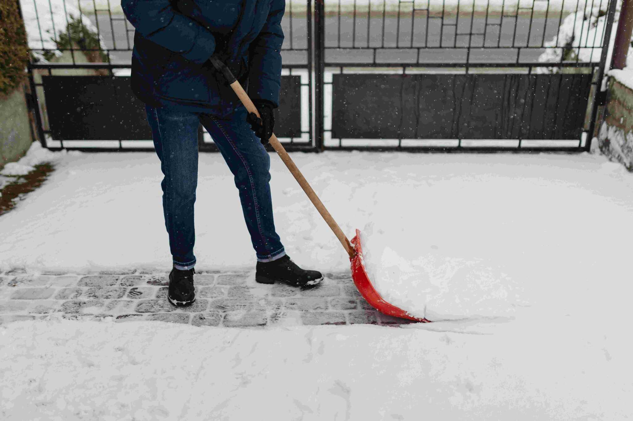 How Much to Pay for Snow Shoveling? 3 Smart Ways To Decide