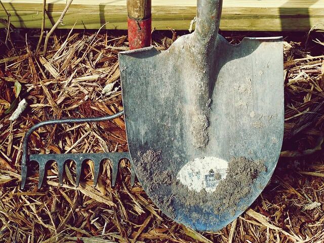 How To Use a Trenching Shovel Like An Expert: 2 Pro Tips From Professional